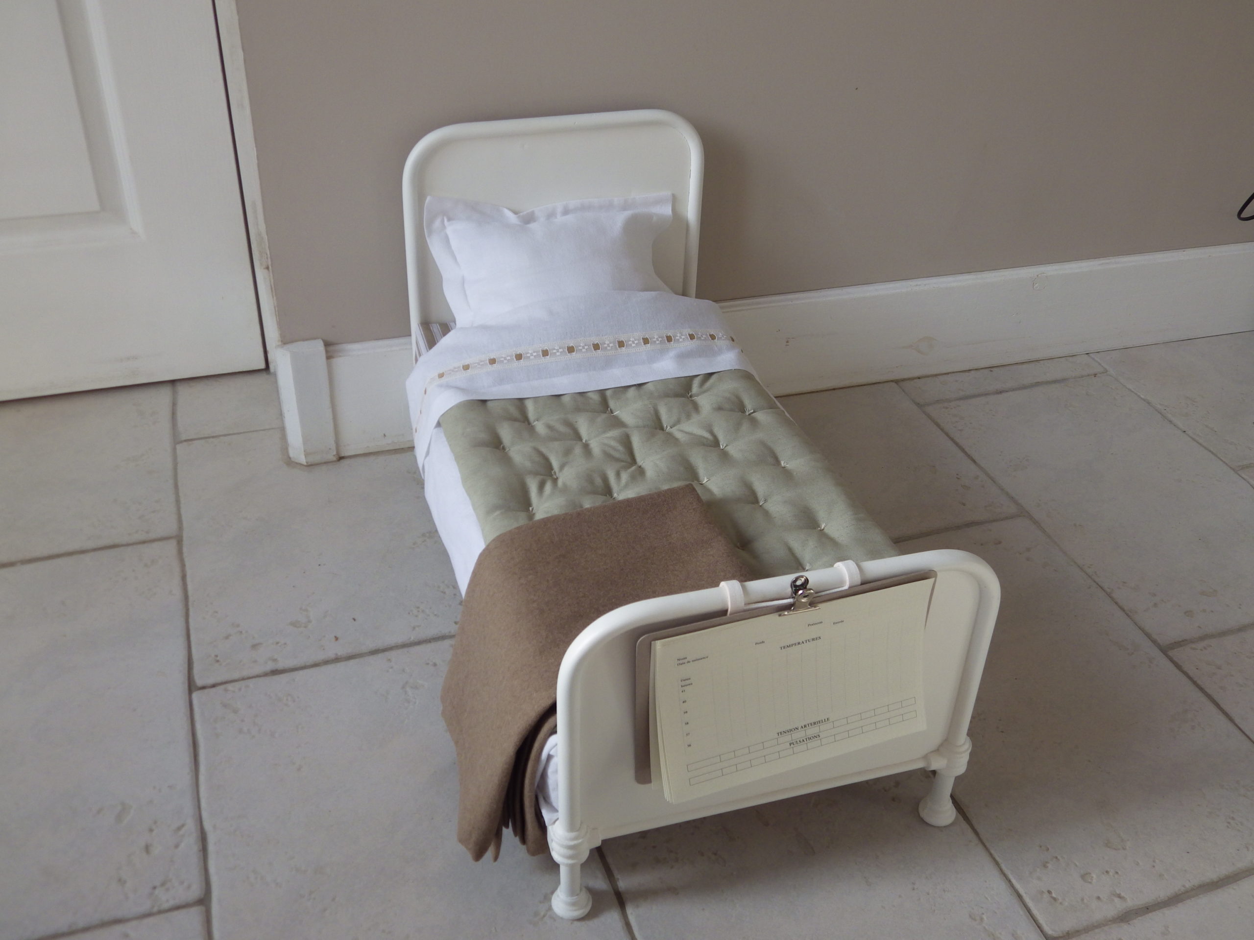 Lit d’hôpital poupée 1900 – AUGUSTPREMIER Boutique Art de vivre